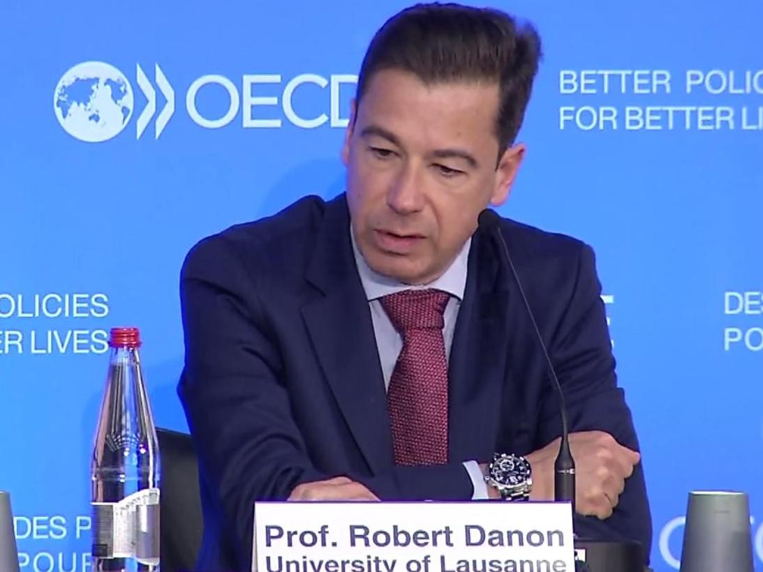 Le Prof. Robert Danon s’exprime lors de la consultation consacrée aux ...