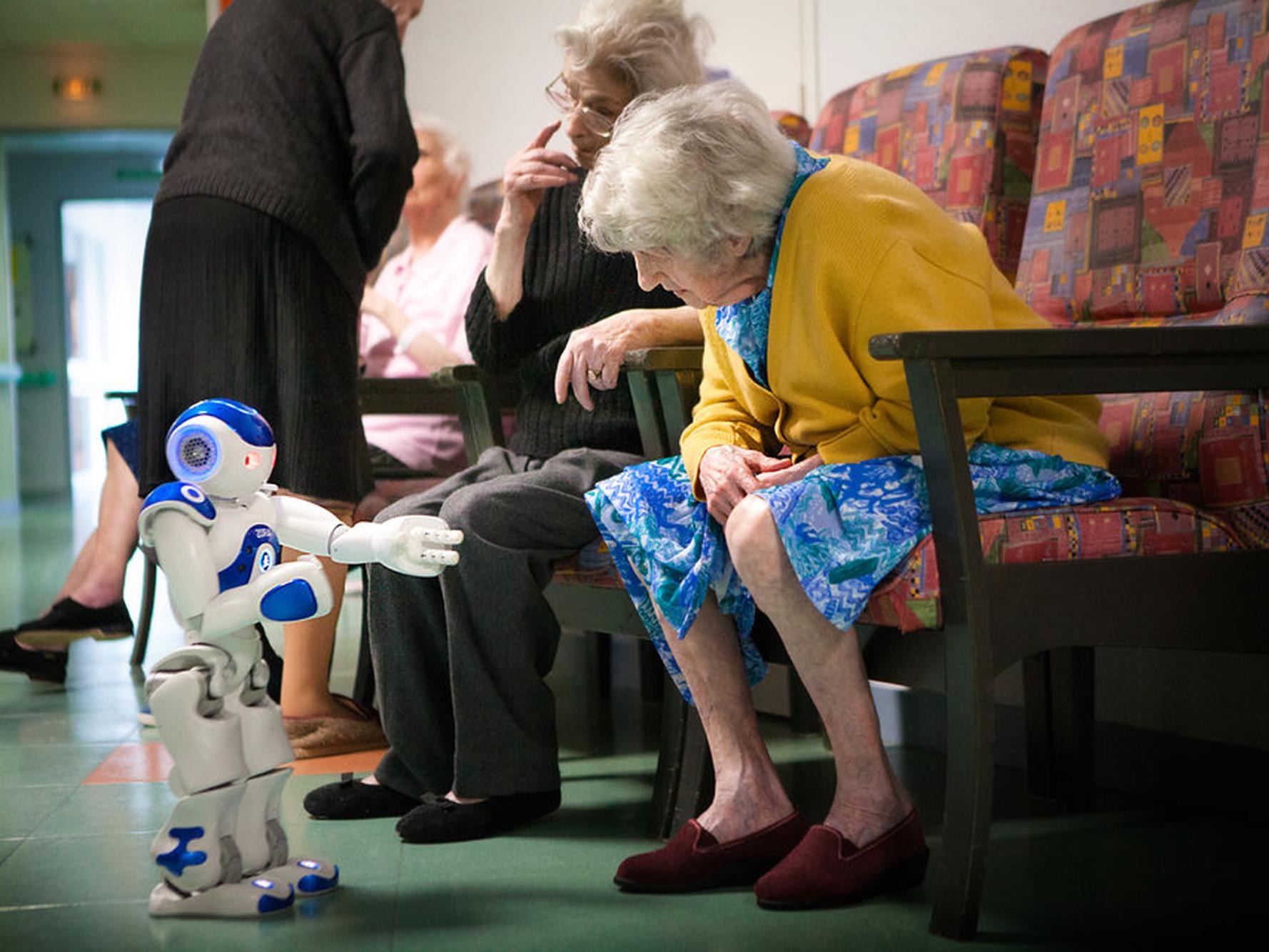 Personnes âgées, soignants, robots : repenser la place du corps ...